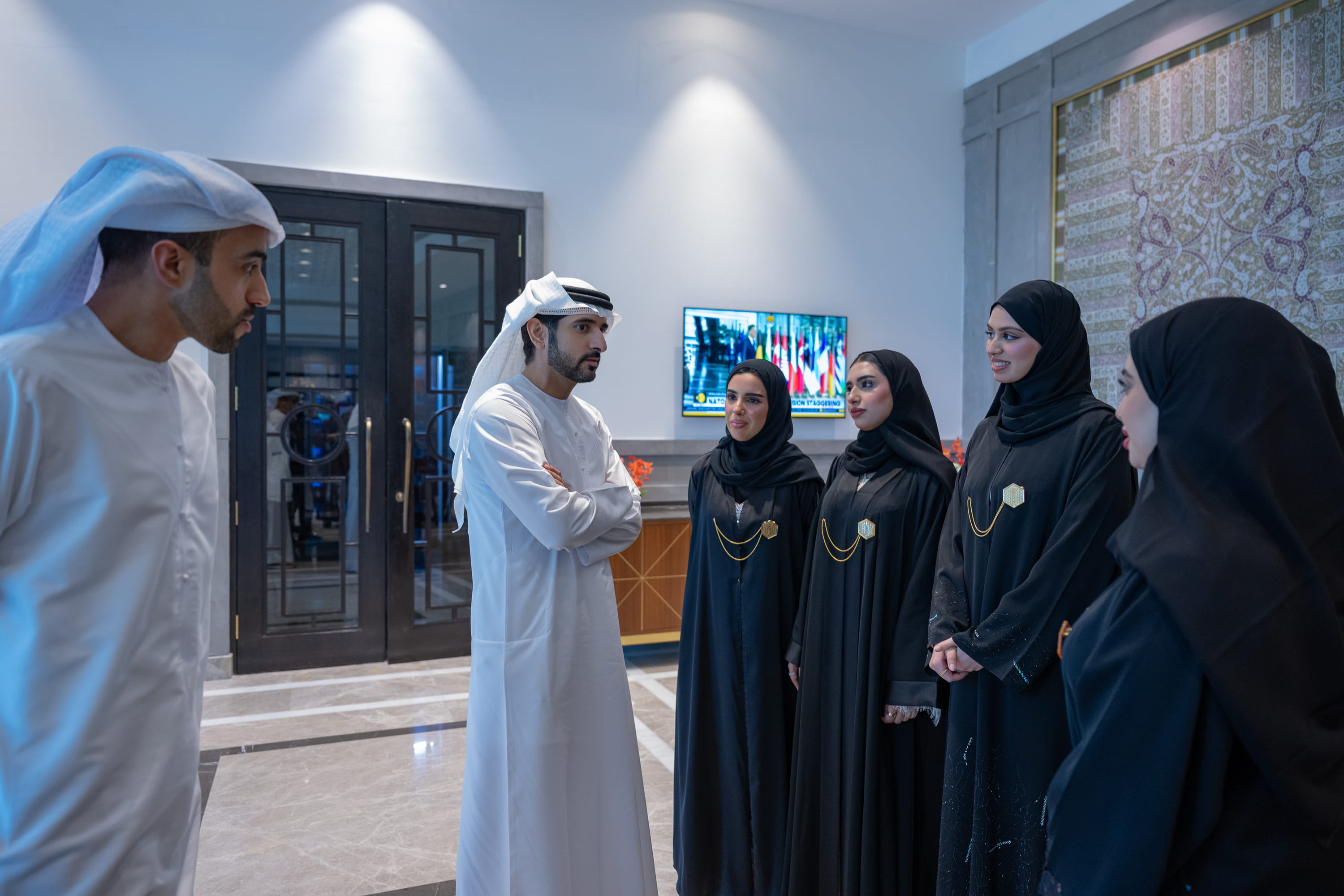 Hamdan bin Mohammed meets with UAE diplomatic mission in India ...